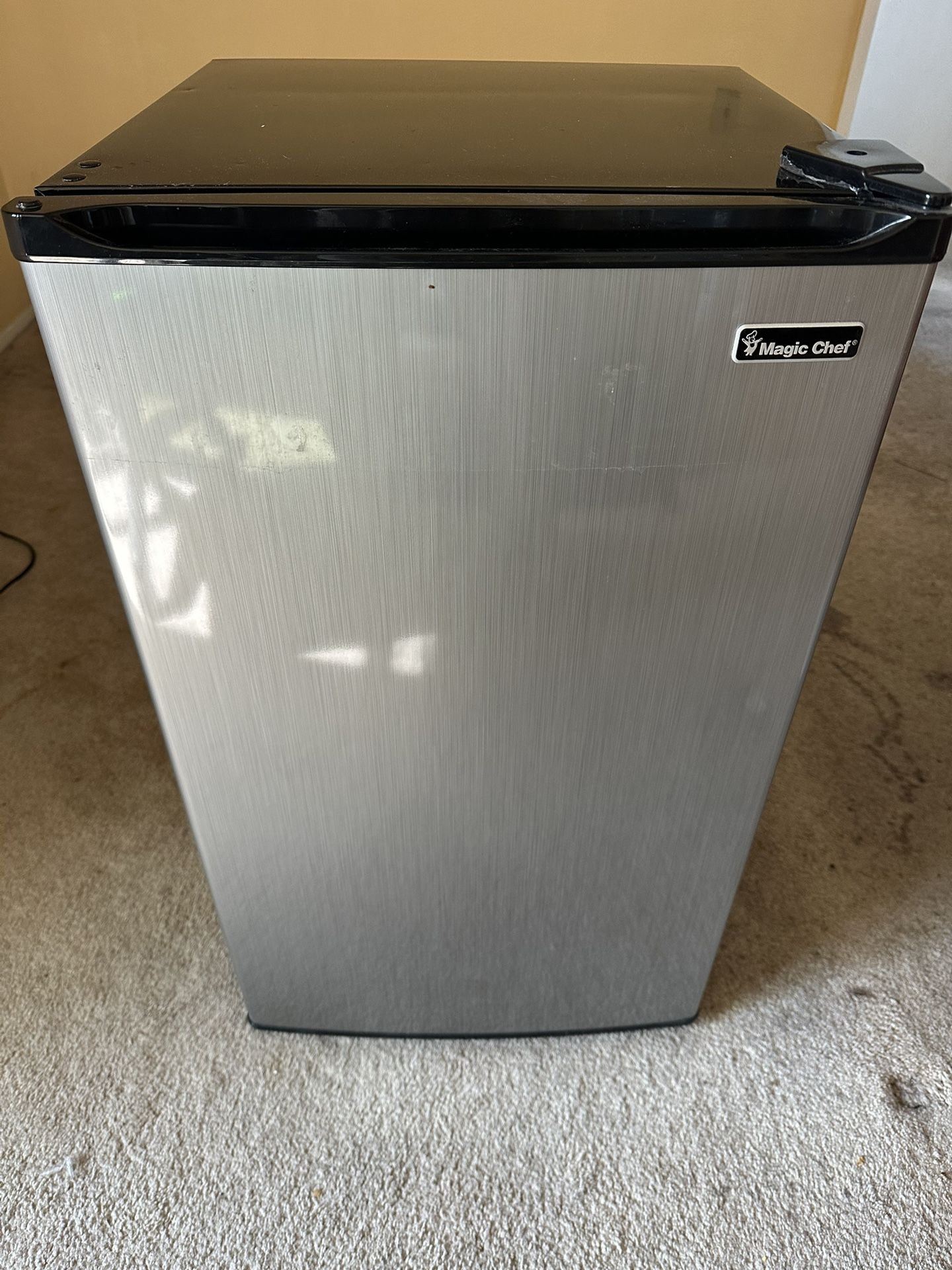 Magic Chef Small Refrigerator for Sale in San Diego, CA - OfferUp