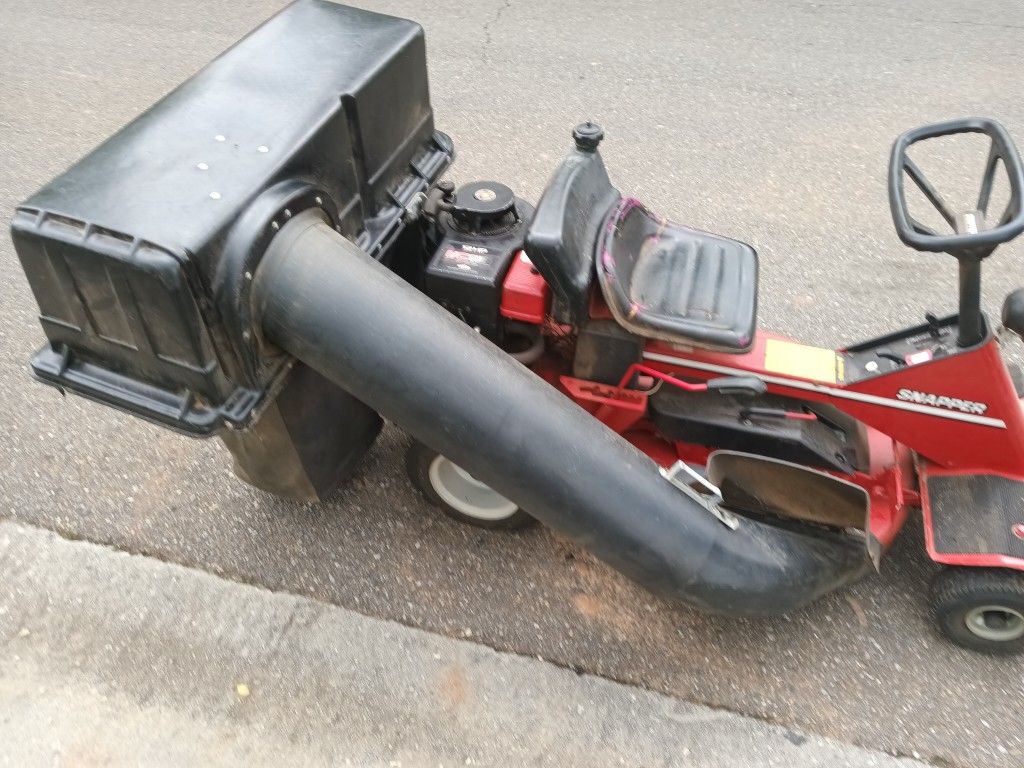 Snapper Riding Mower 30 Inch Deck With Bagger 12 hp engine runs and ...
