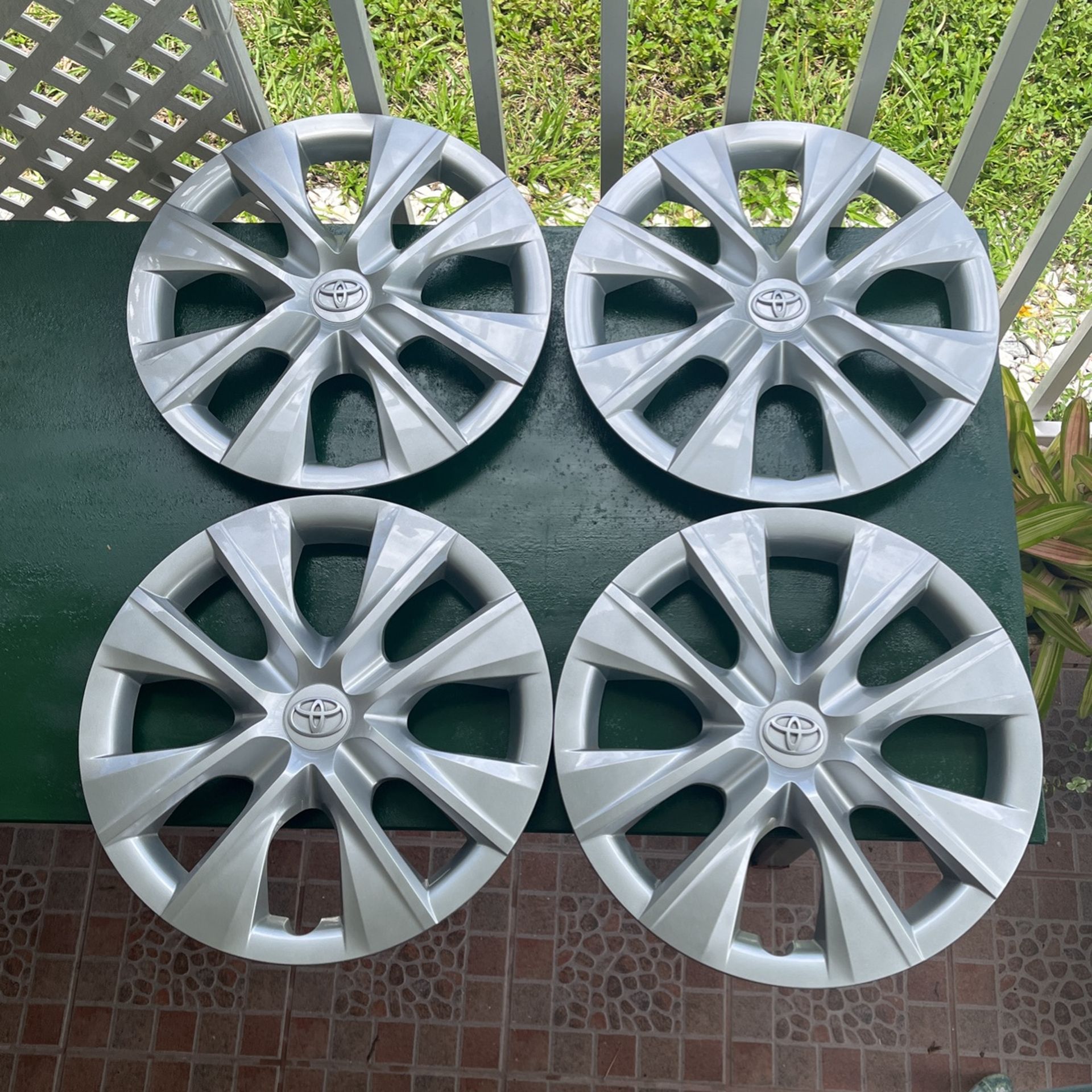 4pc Set Toyota Corolla 15” Wheel Hubcaps for Sale in Miami, FL - OfferUp