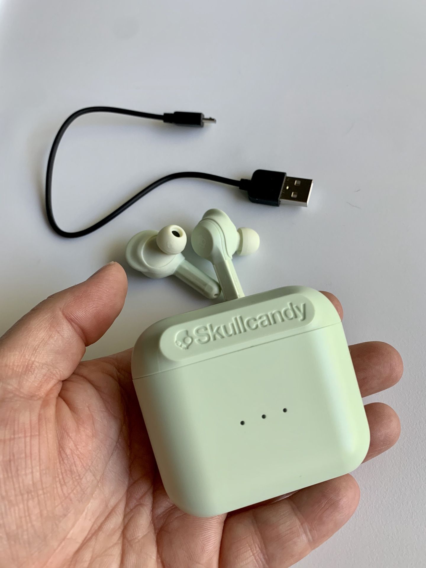 Skullcandy ‘Indy’ wireless earbuds w/ charger - Mint color for Sale in ...