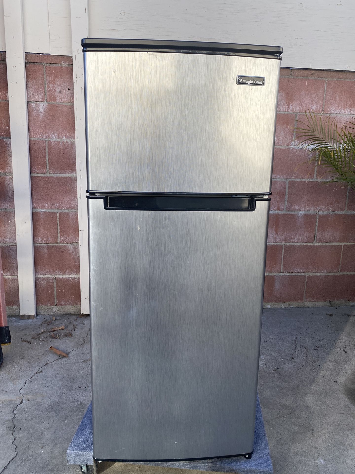 Small Fridge Magic Chef for Sale in Inglewood, CA - OfferUp