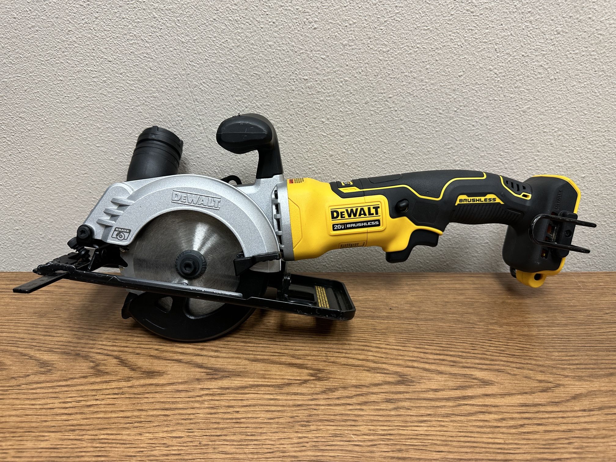 DEWALT DCS571B ATOMIC 20-Volt MAX Cordless Brushless 4-1/2 in. Circular ...