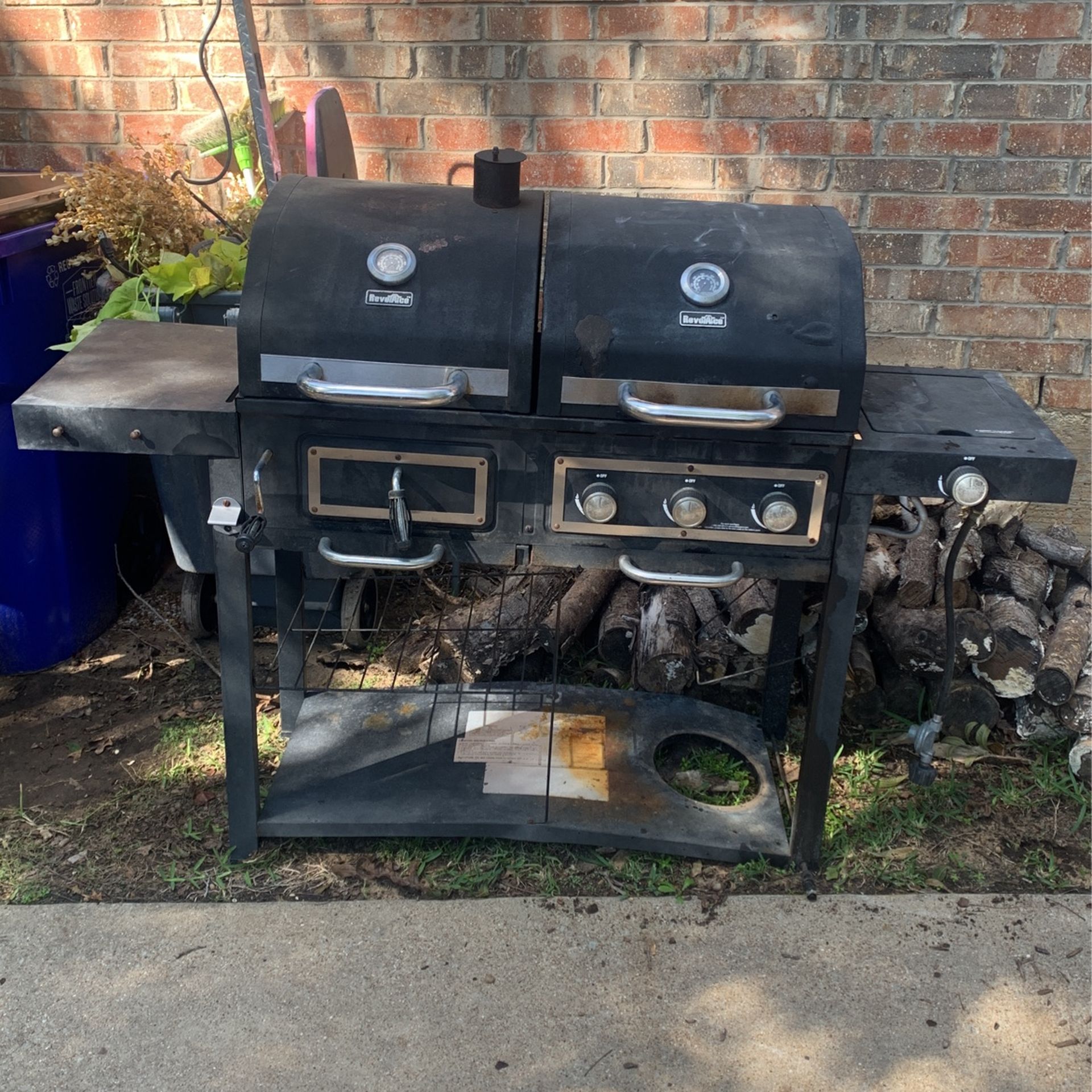 RevoAce Smoker/Charcoal/Propane Grill for Sale in Mansfield, TX - OfferUp