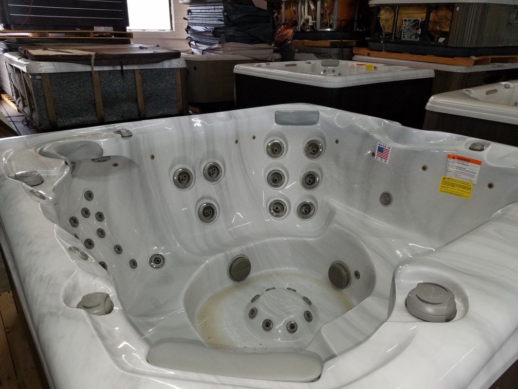 2015 LA Spas Maui factory return 6 person Hot Tub for Sale in Chandler ...