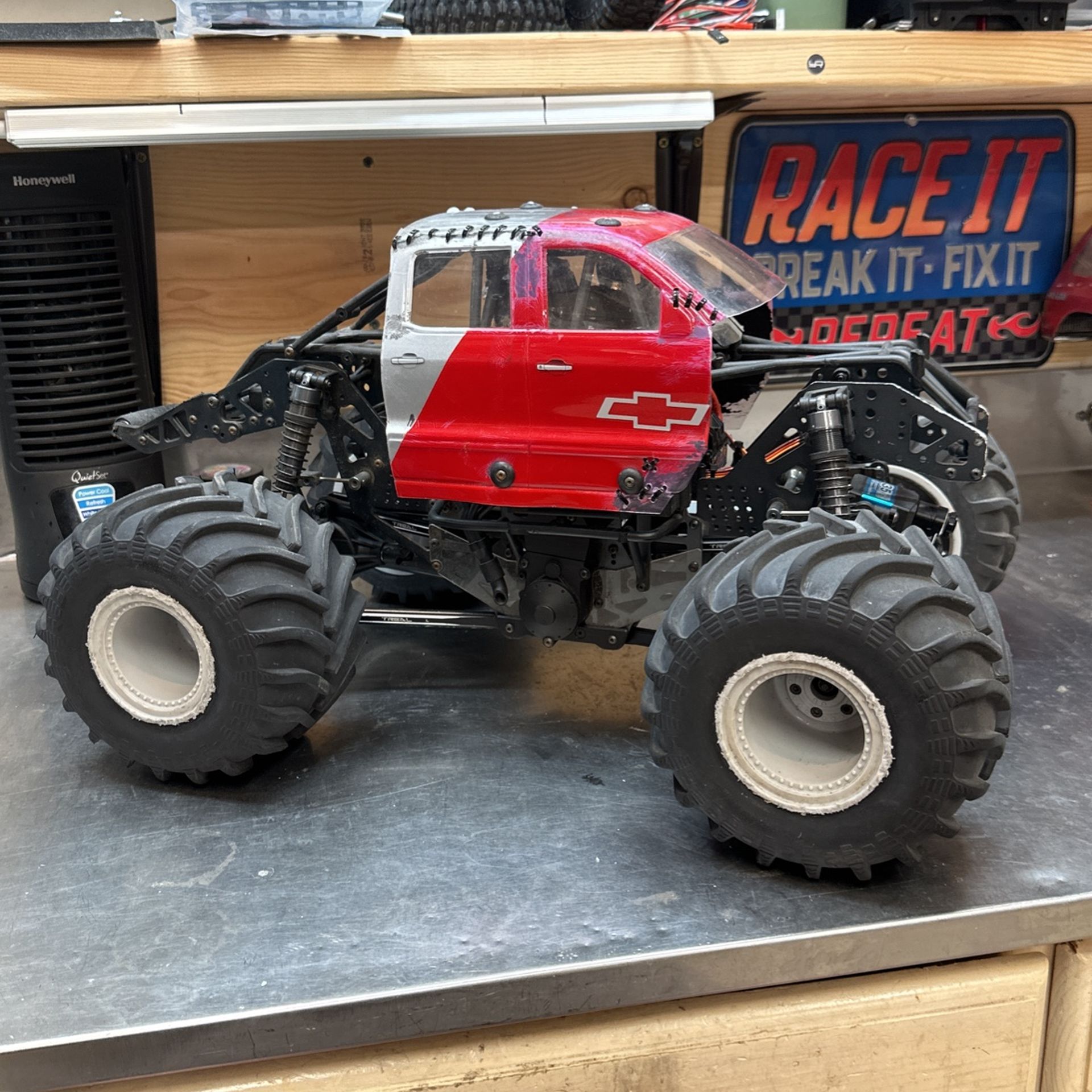 Losi Lmt Monster Truck Rc Truck for Sale in Spanaway, WA - OfferUp