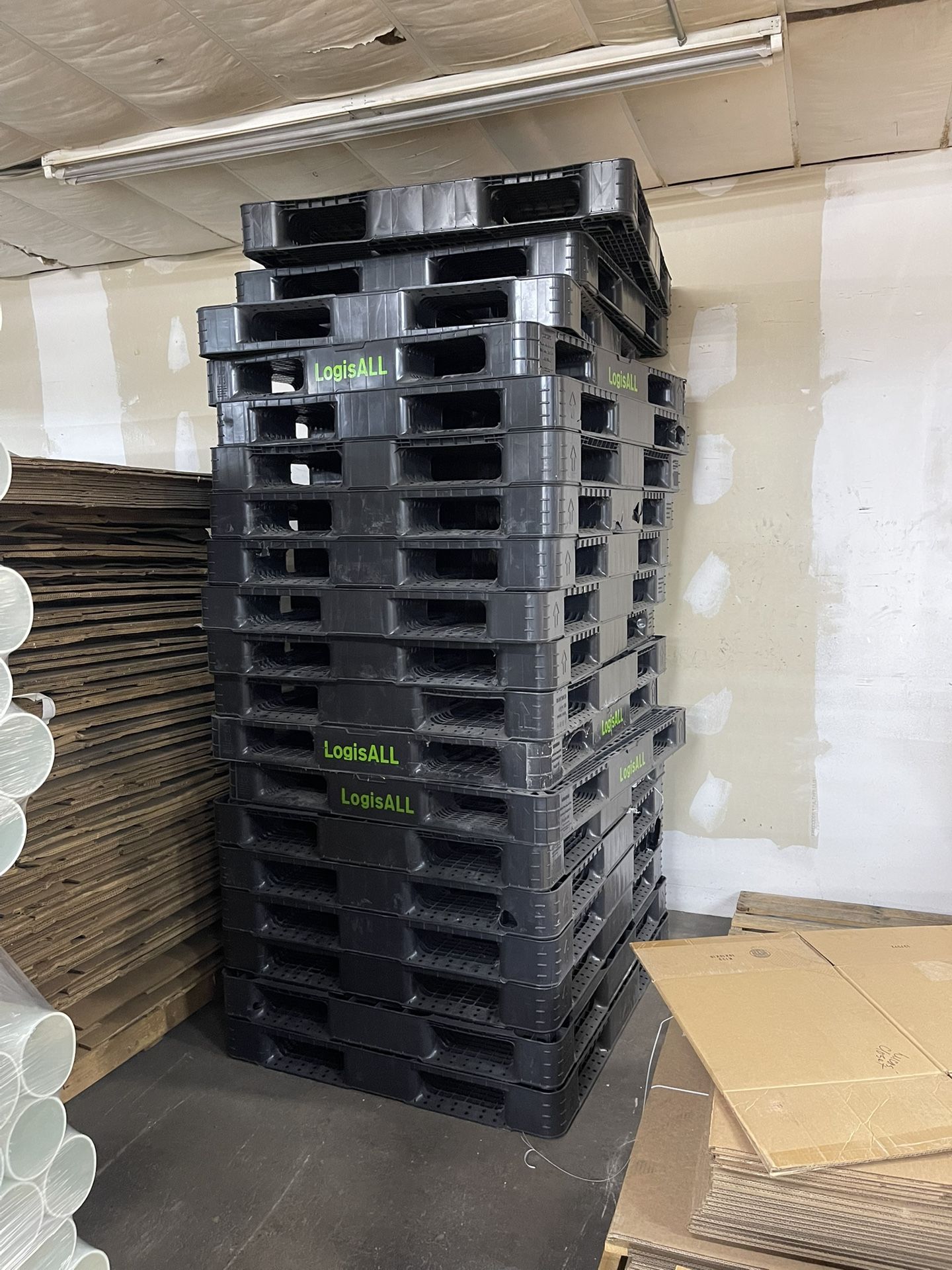 Big Gaylord Boxes And Plastic Pallets for Sale in Garland, TX - OfferUp