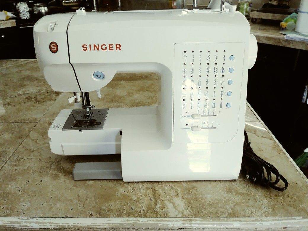 SINGER SEWING MACHINE for Sale in Glendale, AZ - OfferUp