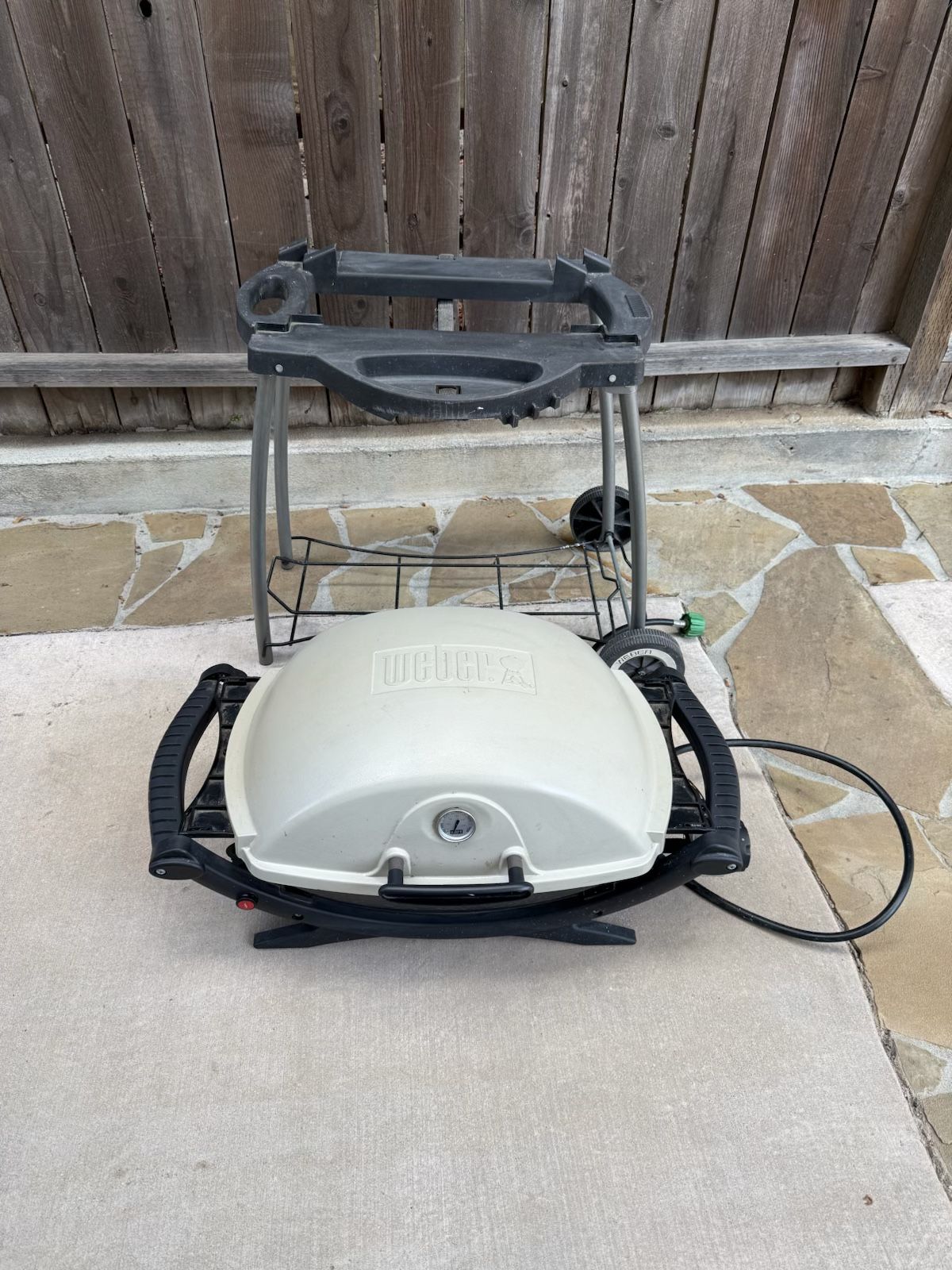 Weber Q Propane Grill with stand and 6 ft adapter hose. for Sale in Los ...