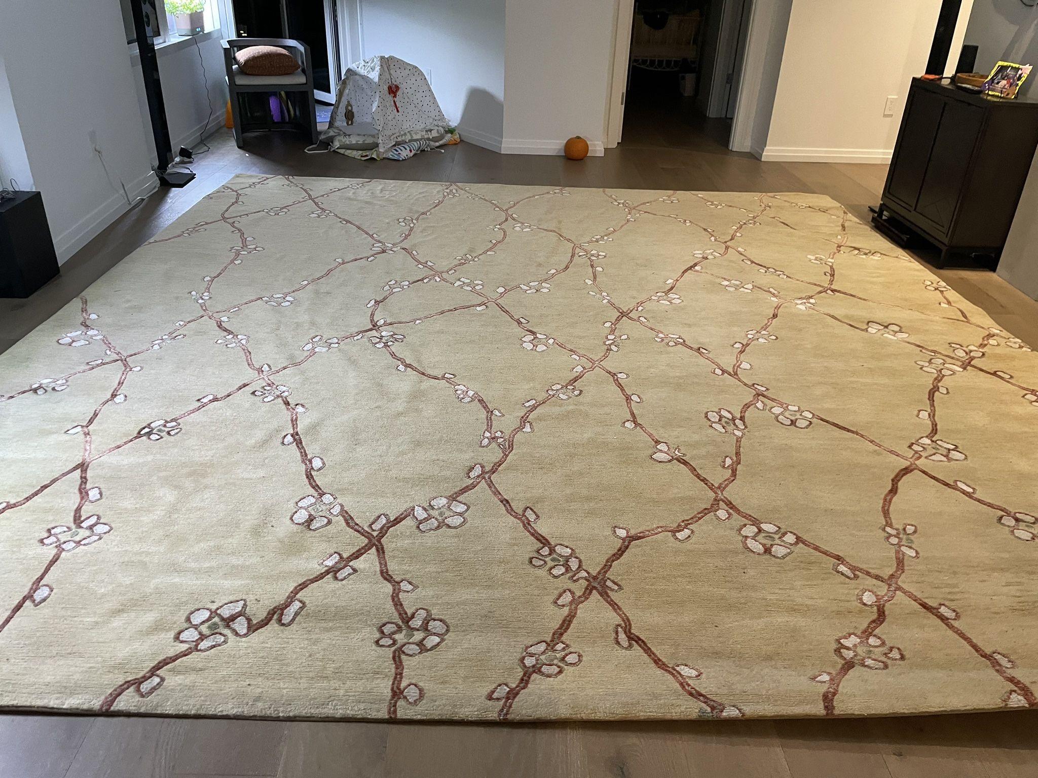 Large Luxury Carpet for Sale in Bellevue, WA - OfferUp