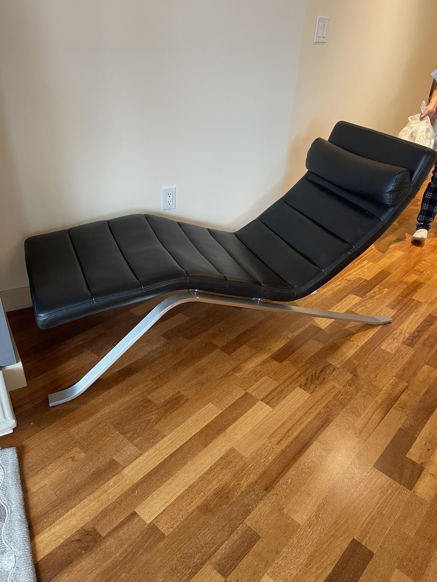BoConcept Real Leather Chaise Lounge for Sale in Bellevue, WA - OfferUp