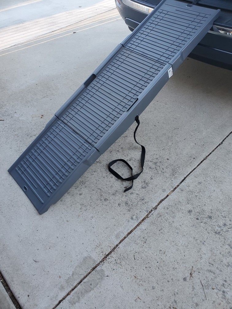 Frisco Tri-Fold Travel Dog Car Ramp, Dark Charcoal for Sale in San ...