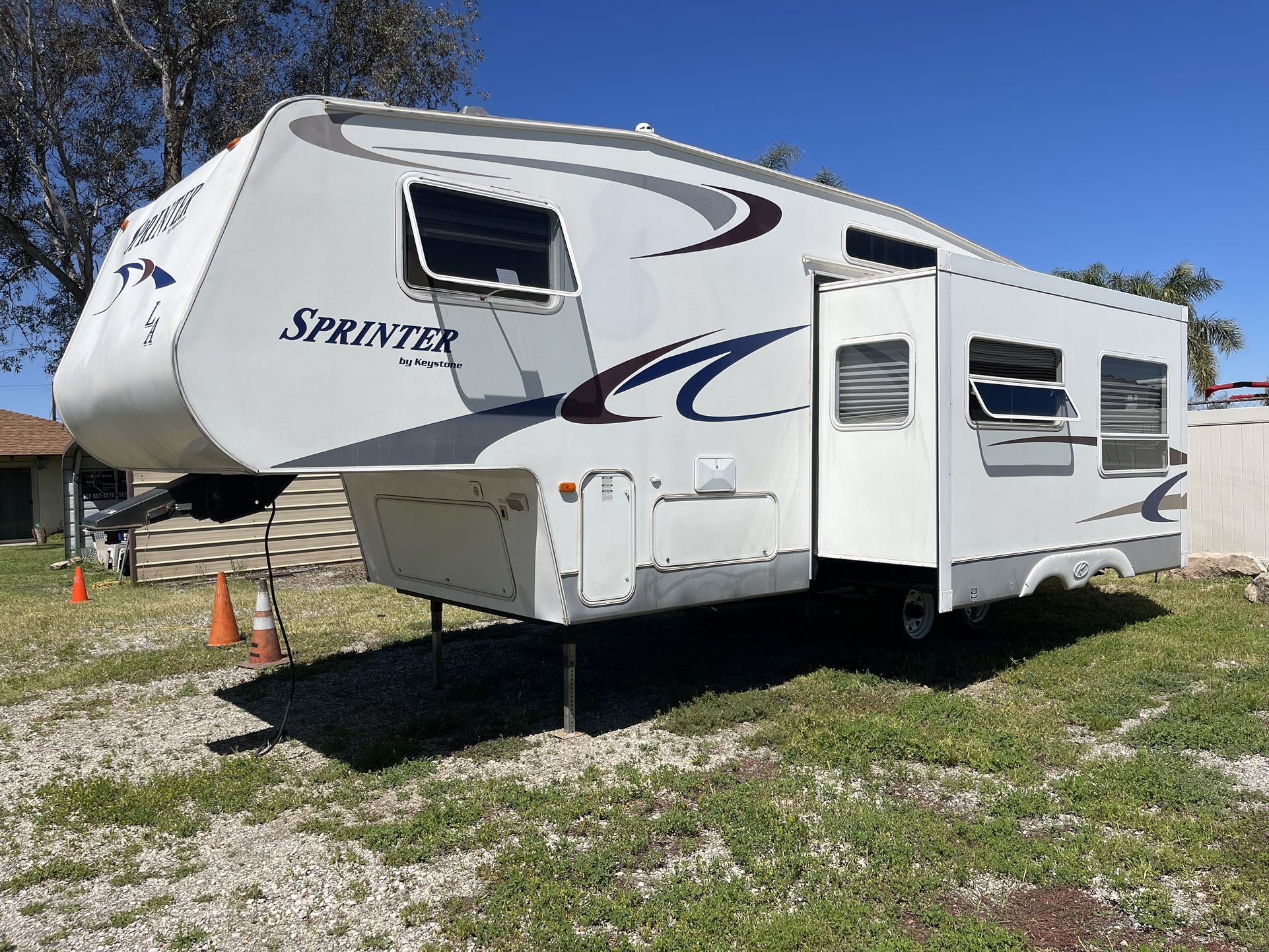 2005 Keystone 5th Wheel Trailer for Sale in Riverside, CA - OfferUp