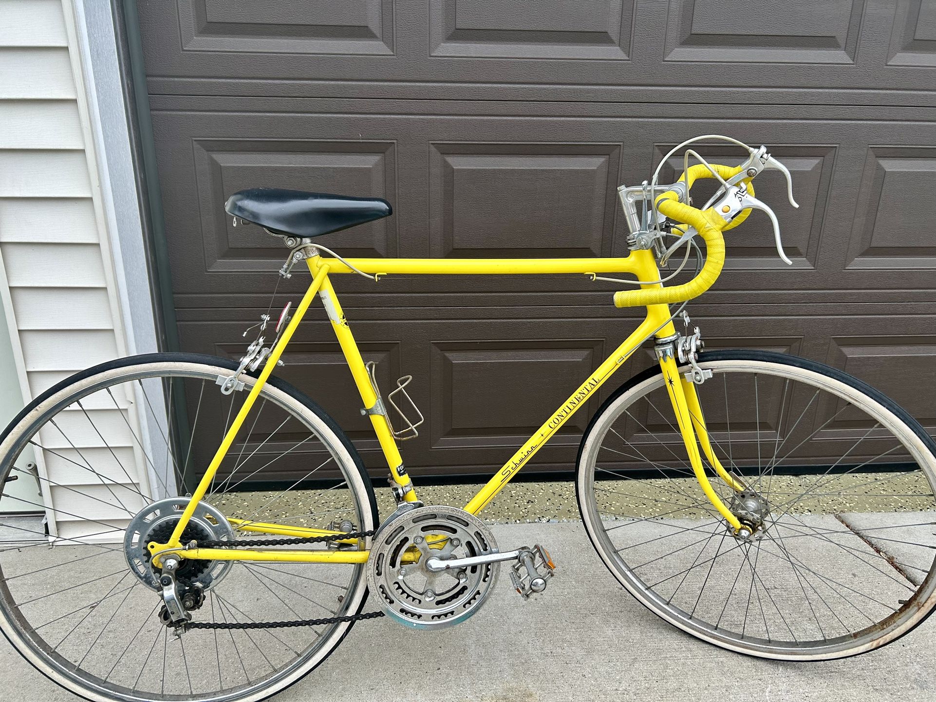 Schwinn Continental bicycle. Great Condition. Ready For Use. Yellow Color. Bikes Cycling