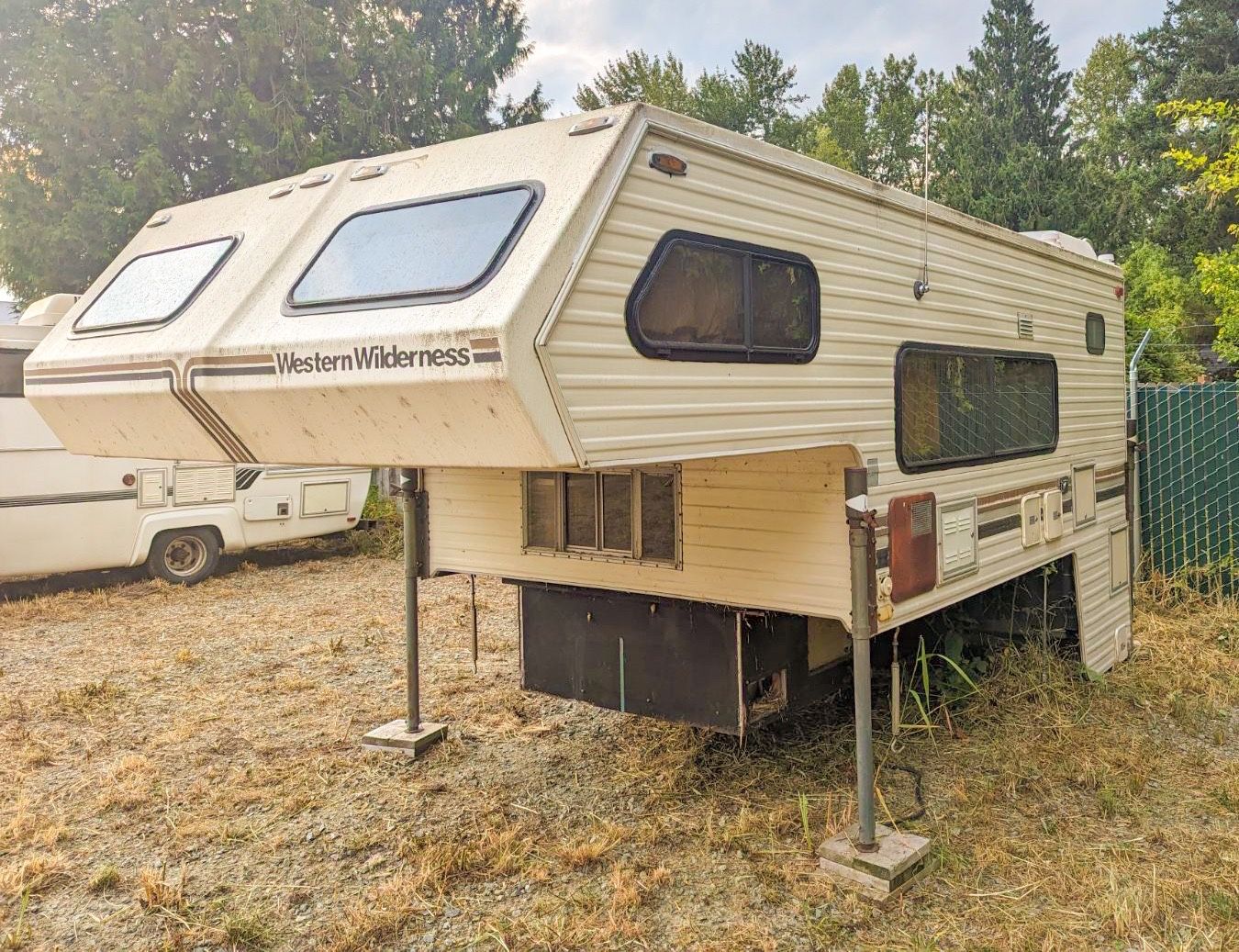 1987 Western Wilderness Alpine 11FT Camper for Sale in Puyallup, WA ...
