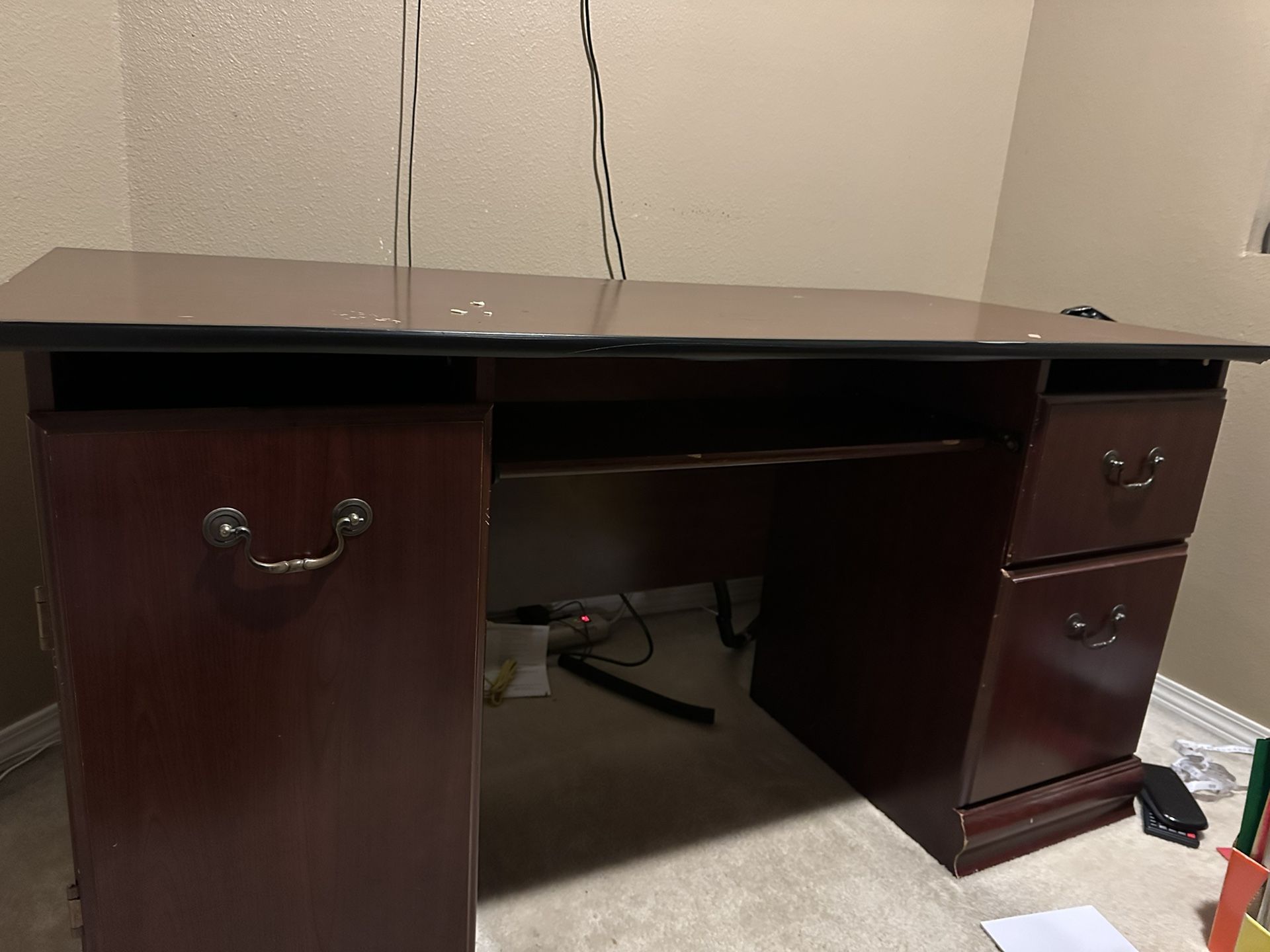 FREE Computer Desk for Sale in Seattle, WA - OfferUp