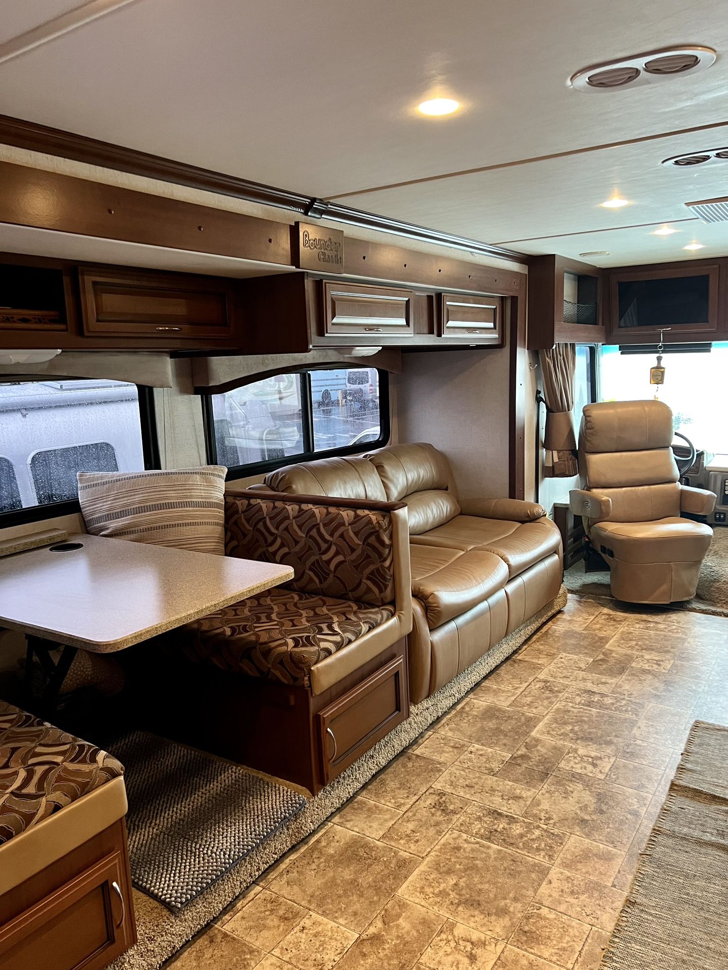 2011 FLEETWOOD BOUNDER 34B for Sale in Rancho Palos Verdes, CA - OfferUp