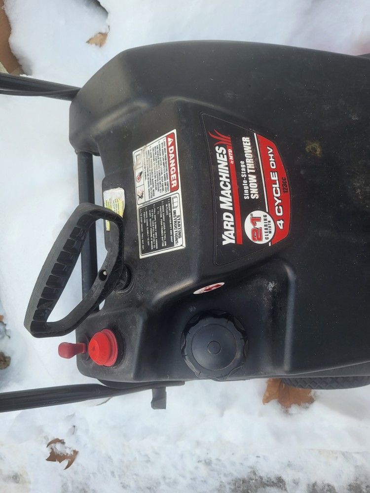 Mtd 21 In Snow Blower for Sale in Roselle, IL - OfferUp