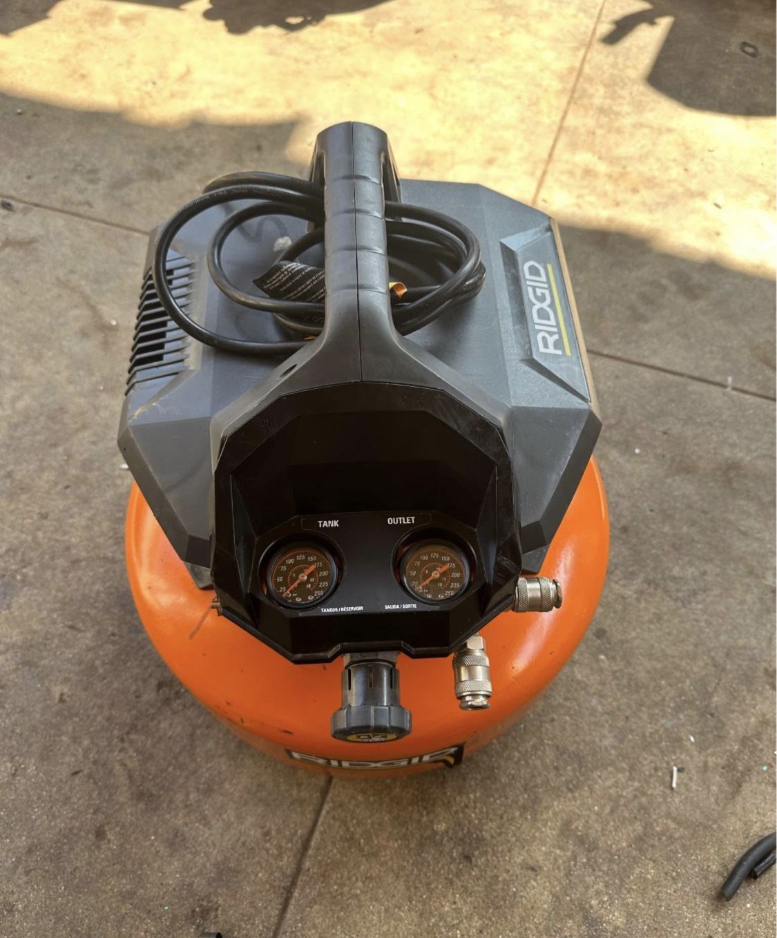 6 Gal. 150 PSI Portable Electric Oil-Free Jobsite Pancake Air ...