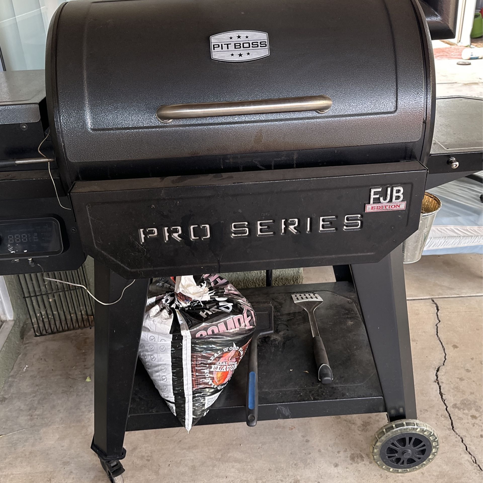 Pit Boss Pro Series for Sale in Victorville, CA - OfferUp