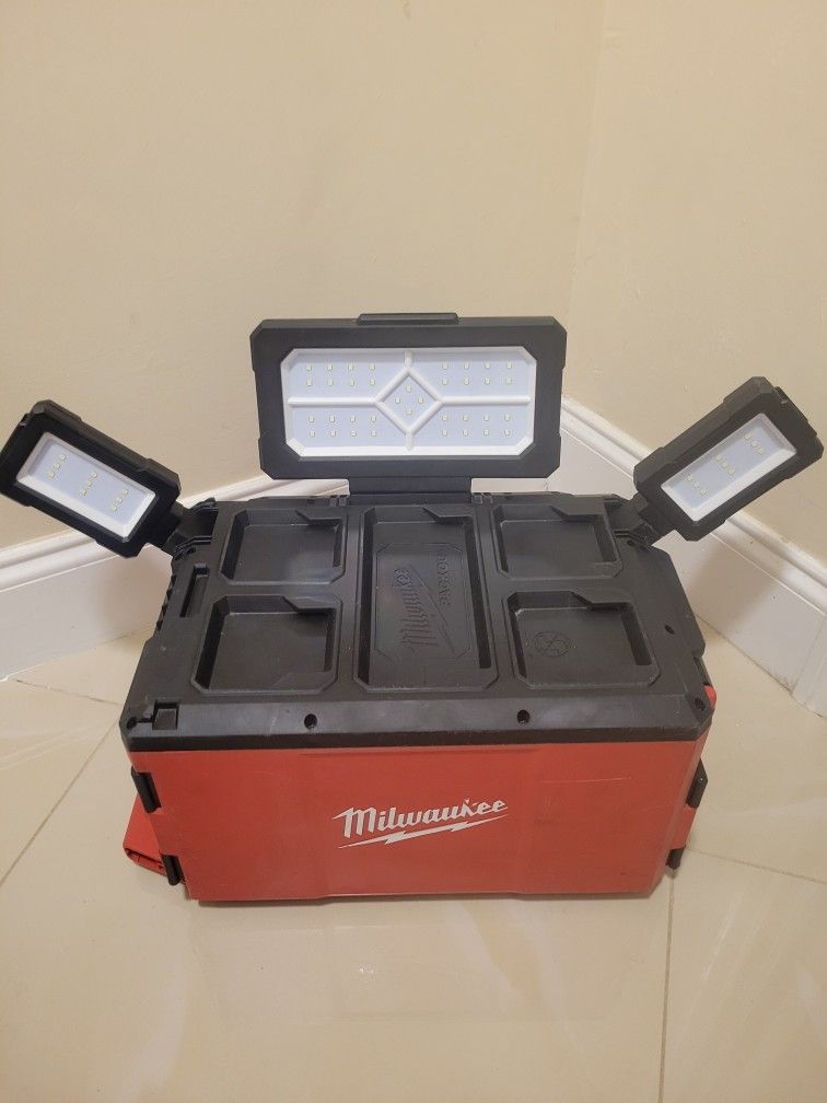 Milwaukee M18 18-Volt Lithium-Ion Cordless PACKOUT 3000 Lumens LED ...