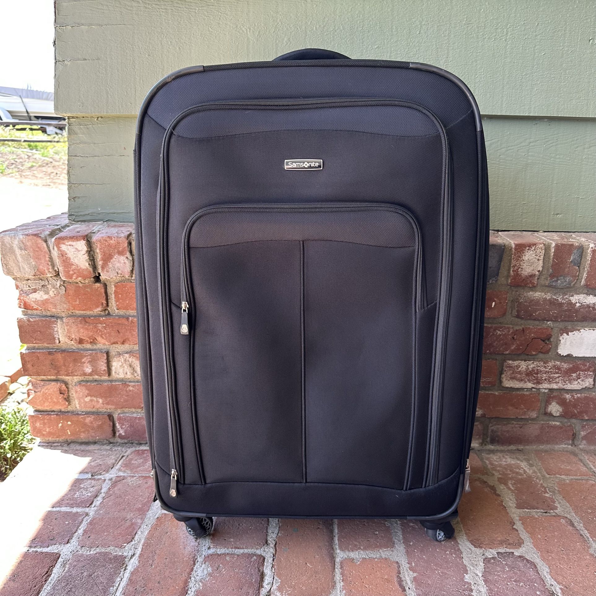 XL Samsonite 360* Rolling Luggage Suitcase for Sale in El Cajon, CA ...