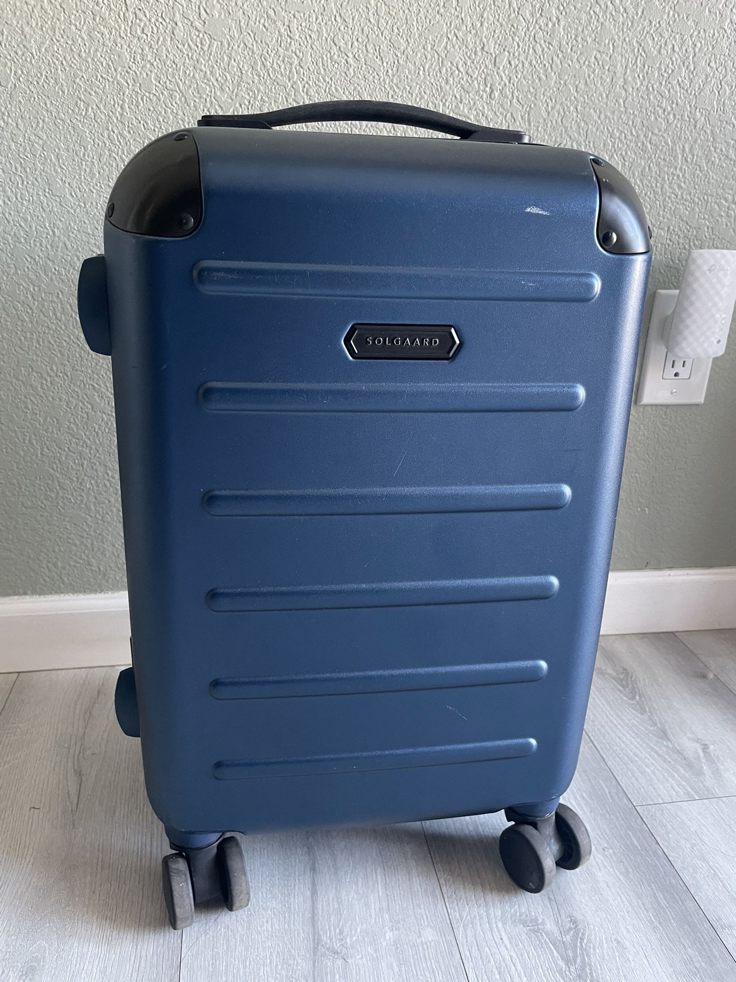 Solgaard Carry on closet Medium for Sale in Richmond, CA - OfferUp