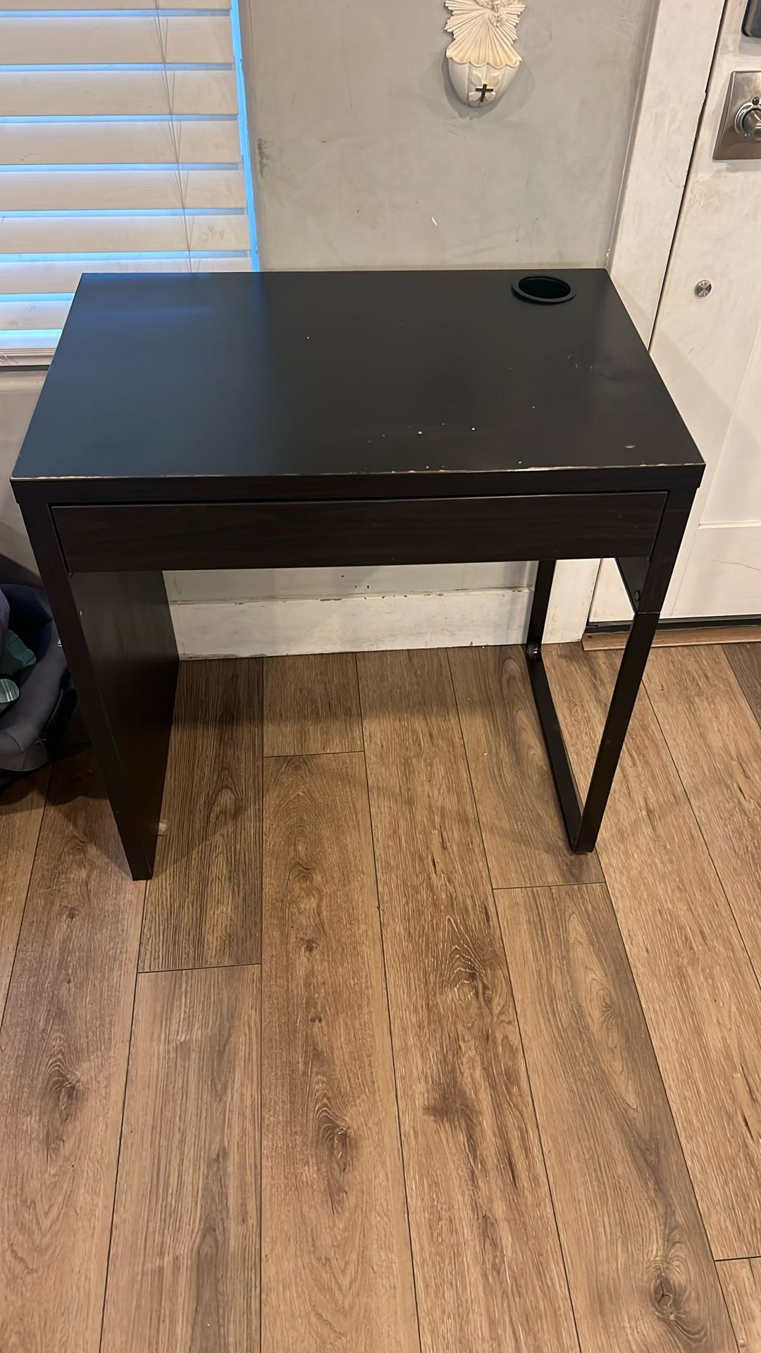 Small Desk// Escritorio Pequeño for Sale in San Diego, CA - OfferUp