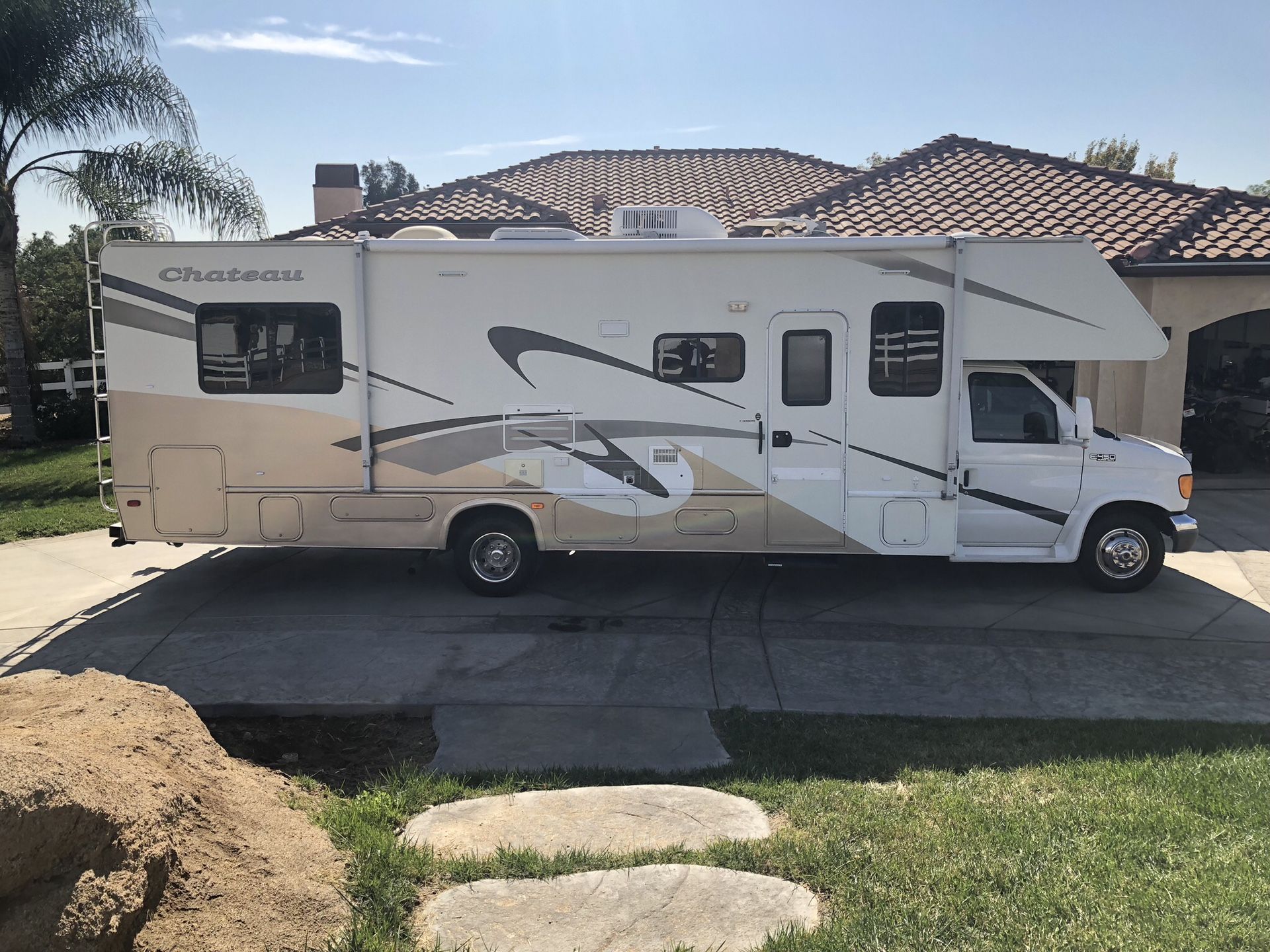2004 Ford chateau 31ft motorhome for Sale in Riverside, CA - OfferUp