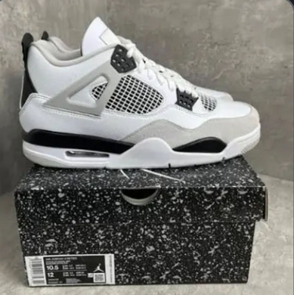 Jordan 4 Black and White for Sale in Tacoma, WA - OfferUp