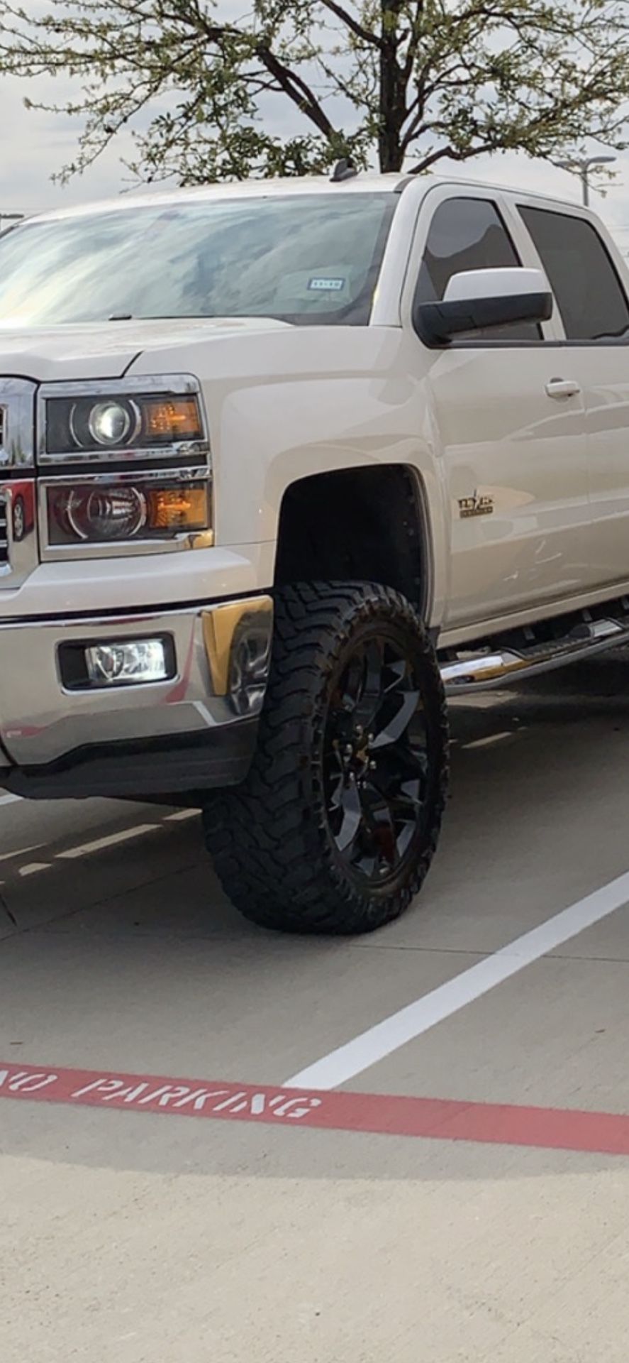 22 inch Chevy wheels Snowflakes w/ 35s mud tires for Sale in Dallas, TX ...