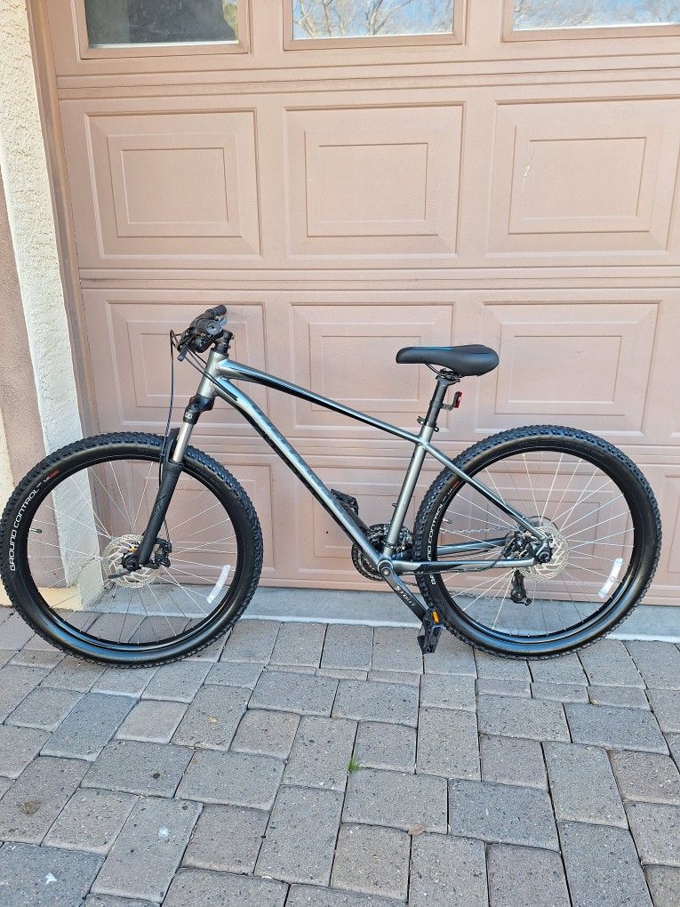 SPECIALIZED PITCH 27.5 INCH MOUNTAIN BIKE LIKE NEW ( LARGE) for Sale in ...