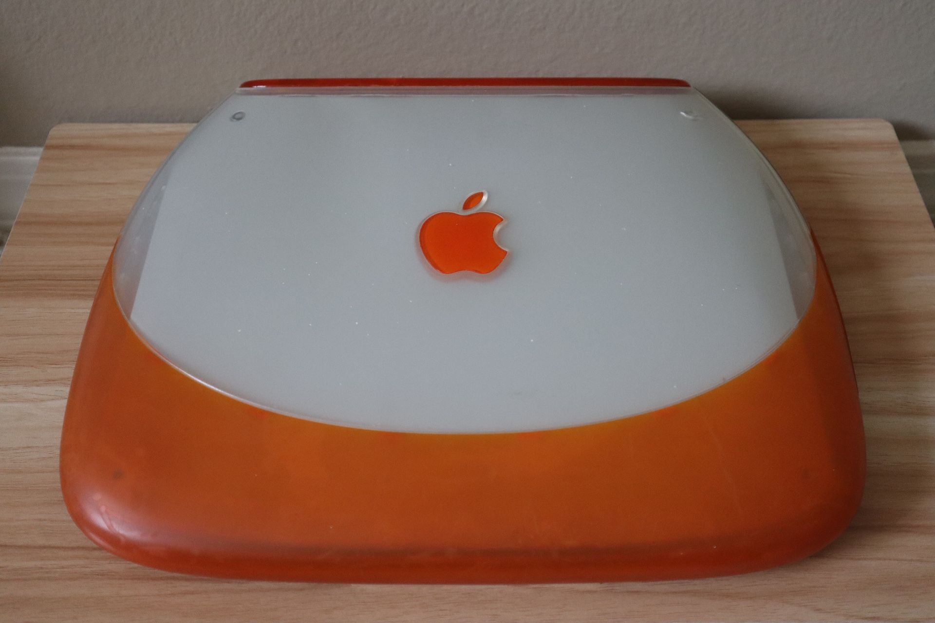 Apple G3 iBook Clamshell in a striking Orange color (Model M2453) for Sale in Orange, CA - OfferUp