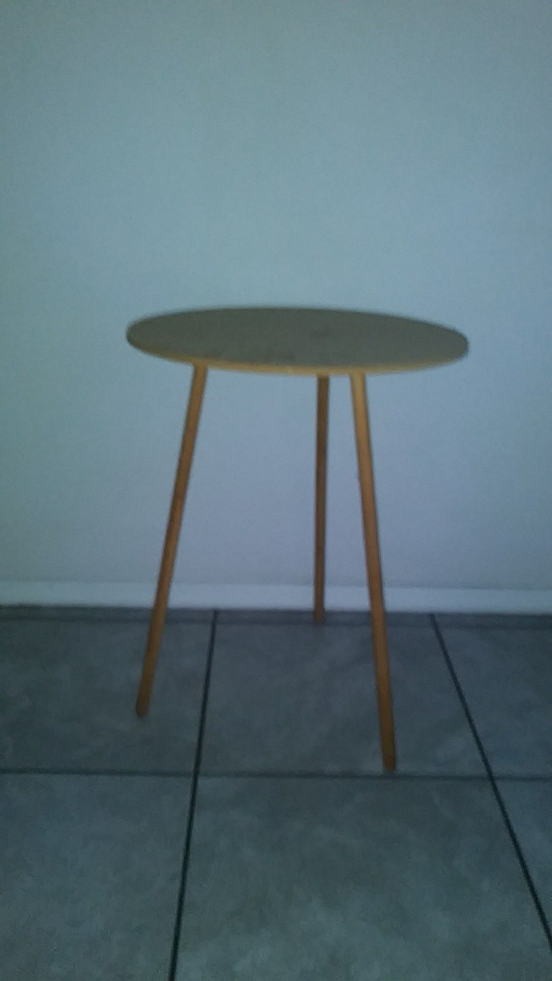 Three legged round table for Sale in Phoenix, AZ - OfferUp
