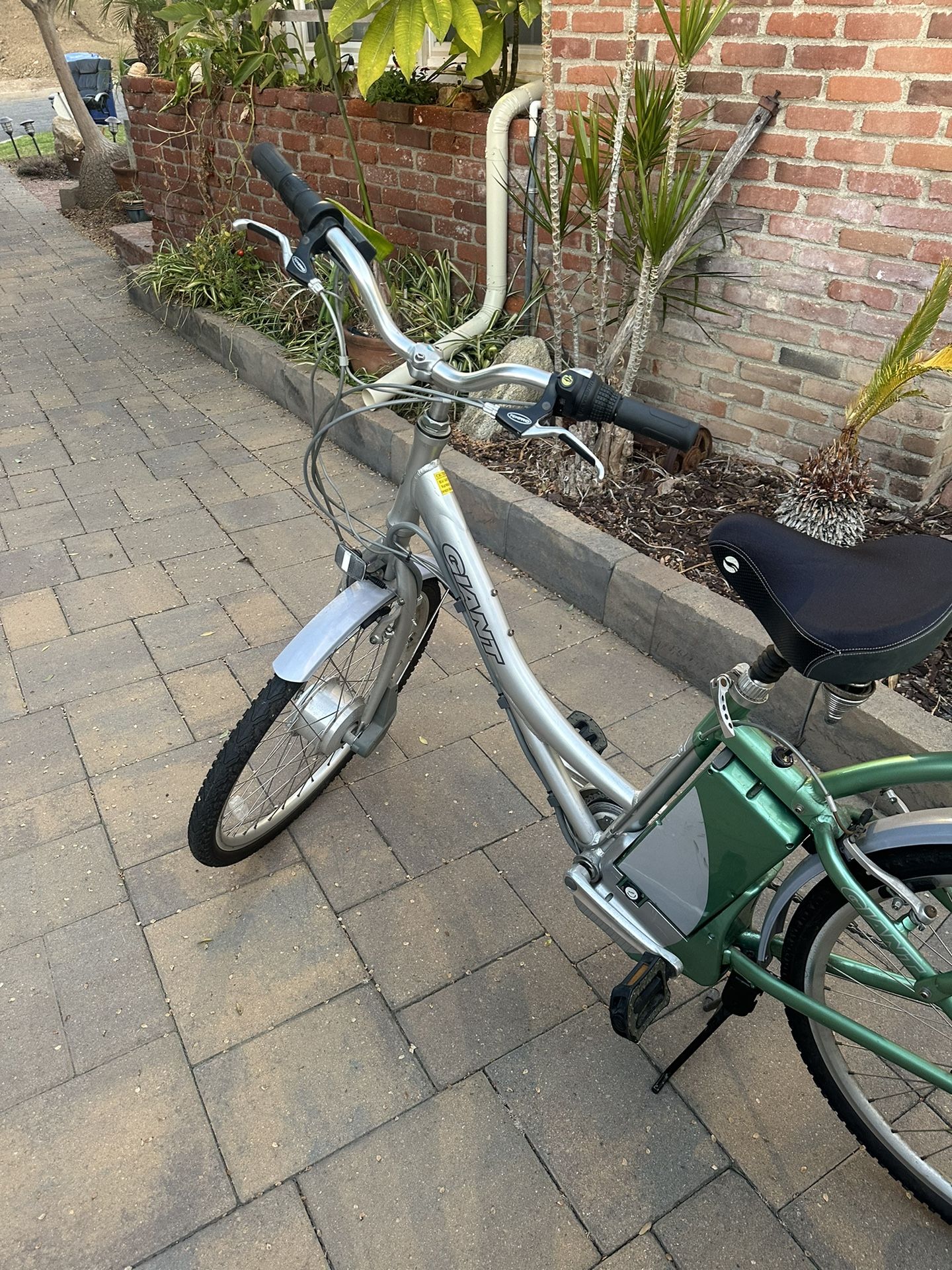 Giant Electric Bike for Sale in Hacienda Heights, CA - OfferUp
