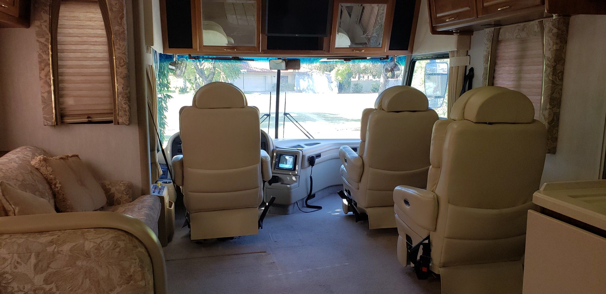 37ft Class A Diesel Pusher Motorhome for Sale in Gilbert, AZ - OfferUp