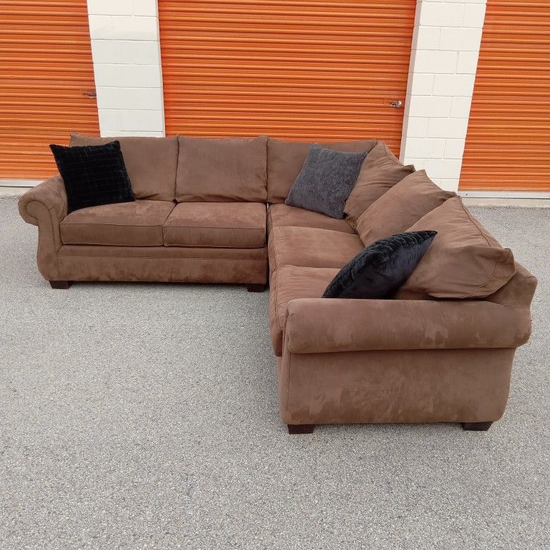 Free Delivery - Broyhill Sectional Couch for Sale in Waukegan, IL - OfferUp