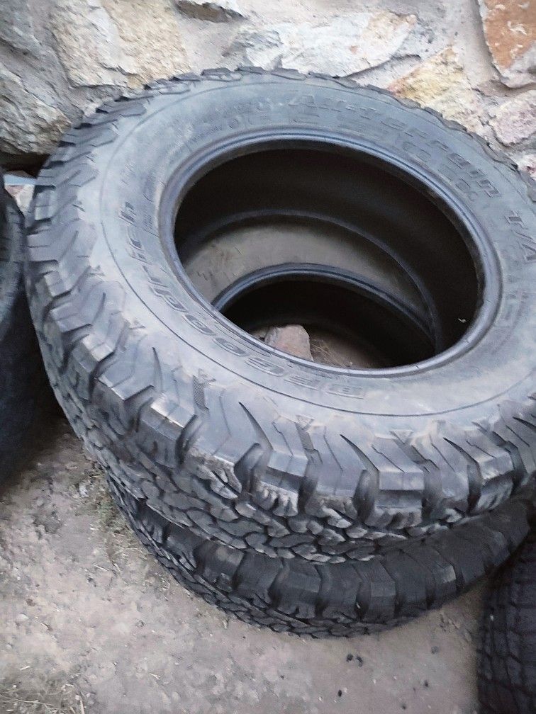 BF Goodrich k02 265/70r17 for Sale in El Paso, TX - OfferUp