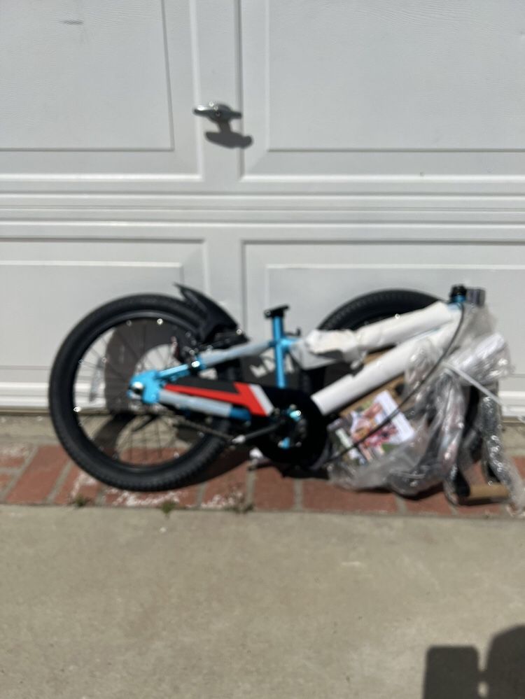 Schwinn Signature Boys' Fenite 18'' Bike for Sale in Los Angeles, CA ...