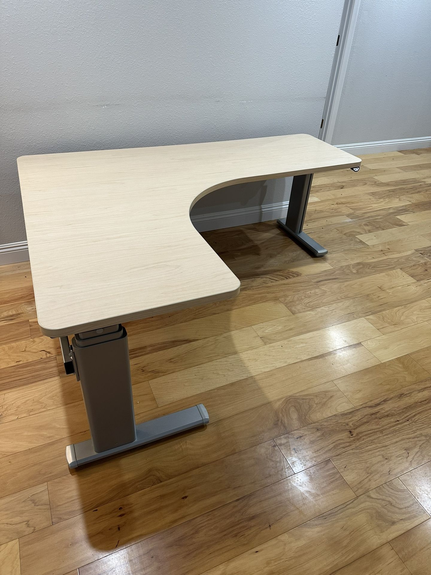 Adjustable Height Electronic Steelcase Standing L-shape Blonde Maple ...