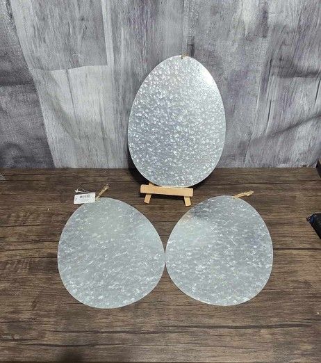 *Set of 3 Metal Egg-Shaped Decor* for Sale in Woodinville, WA - OfferUp