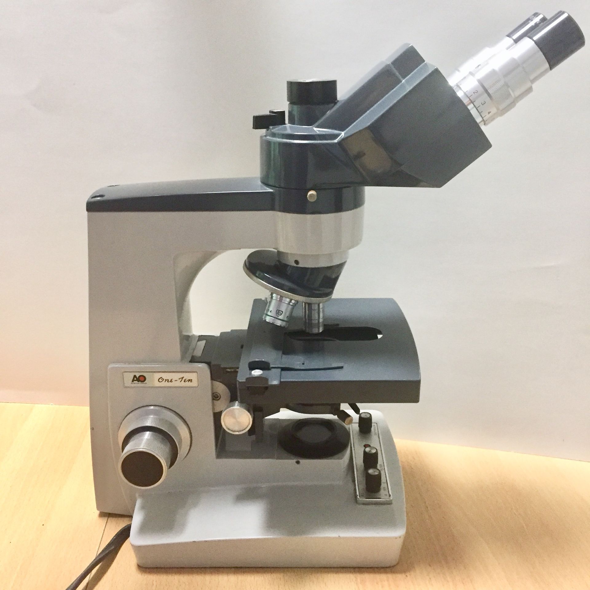 American Optical One-Ten Microscope Binocular Illuminator Model 1130 ...