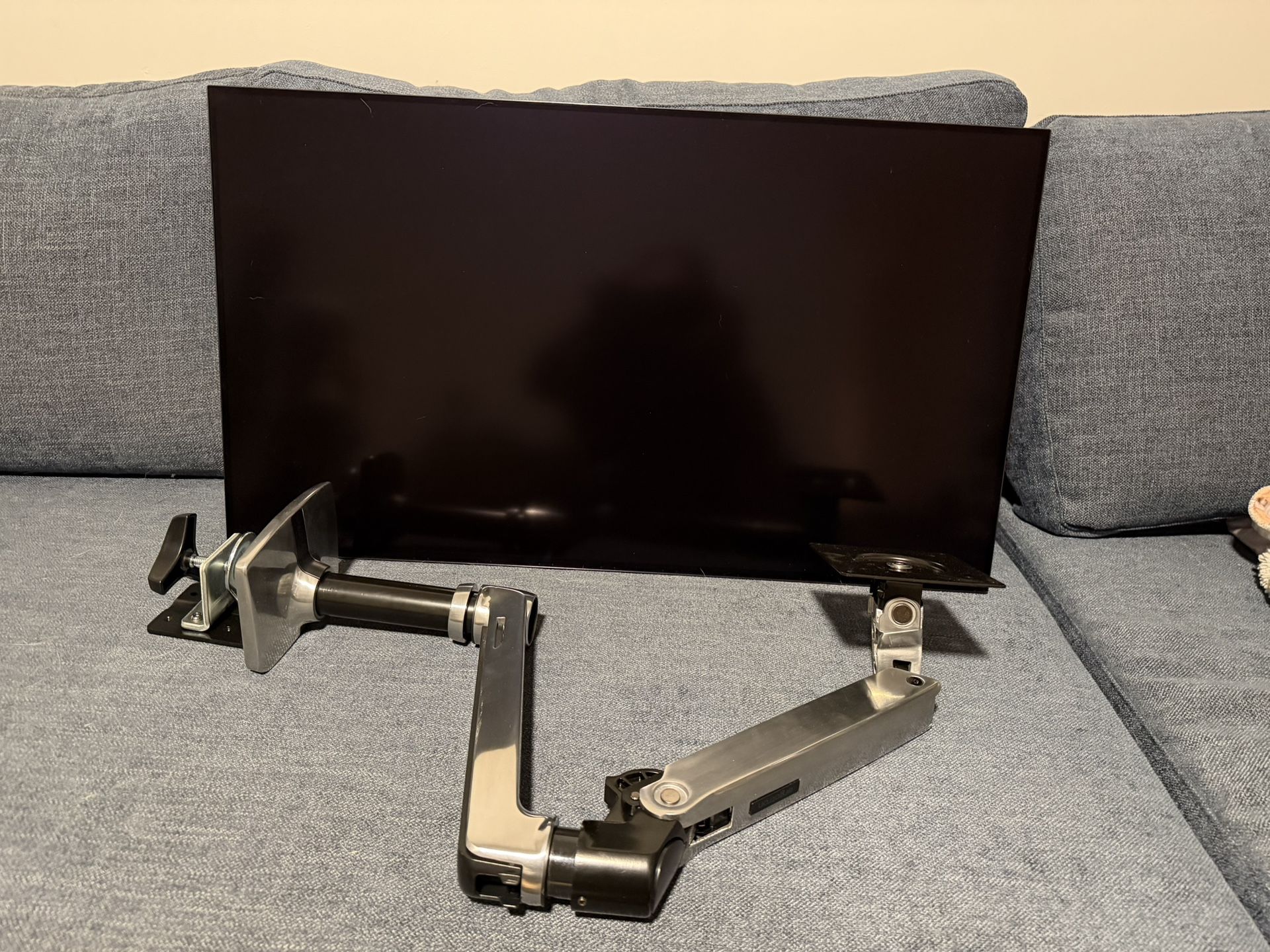 LG UltraGear 32" OLED UHD 240Hz Gaming Monitor and Arm Mount for Sale ...