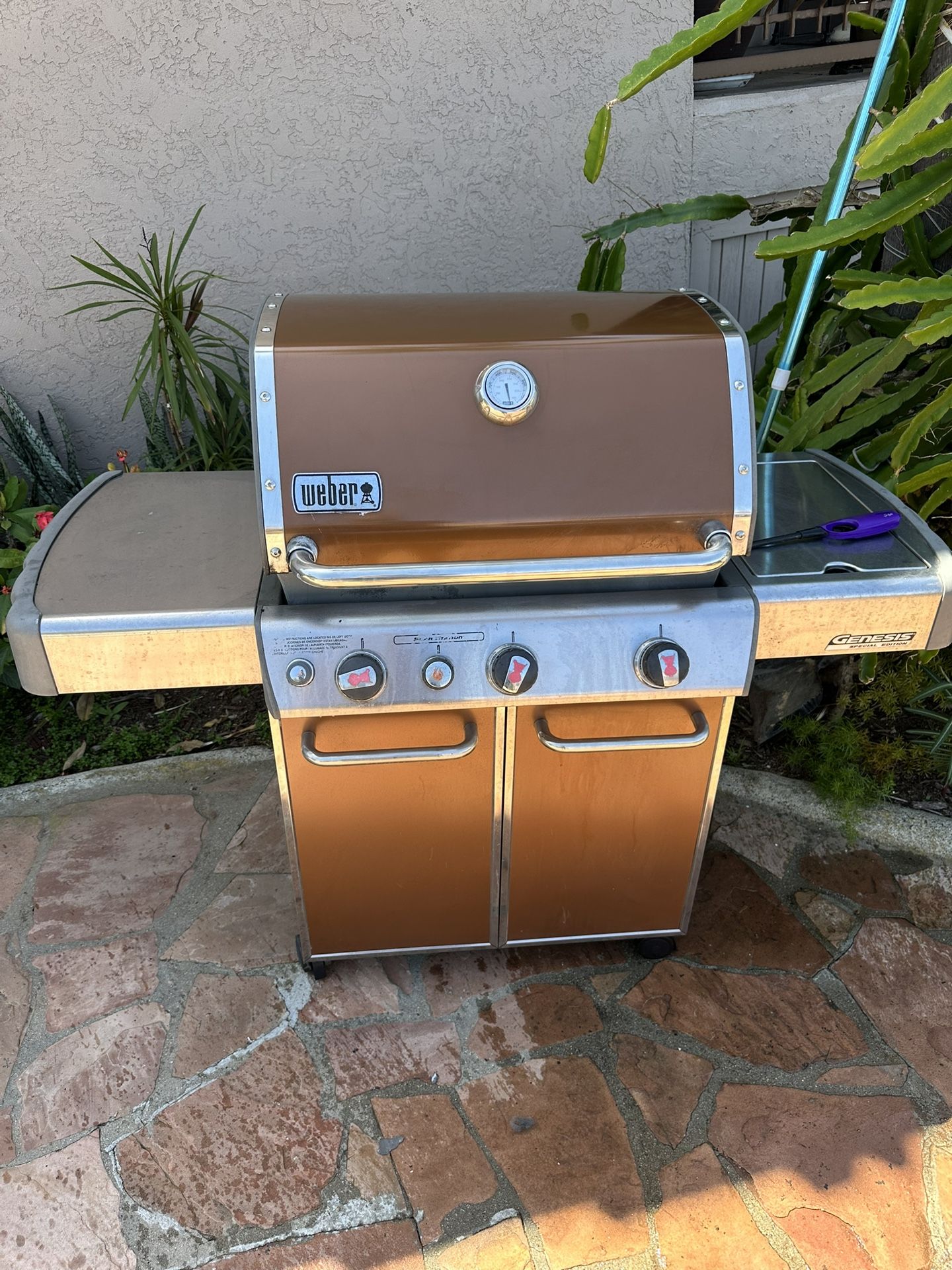Weber Bbq Bronze With Side Burner Propane $125 Lowest for Sale in Poway ...
