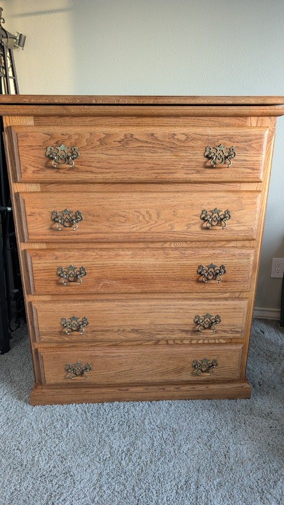 Solid Oak 5 Drawer Dresser - 100..00 for Sale in Troutdale, OR - OfferUp