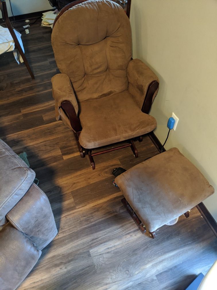 Rocking chair with foot rest for Sale in WDM, IA - OfferUp