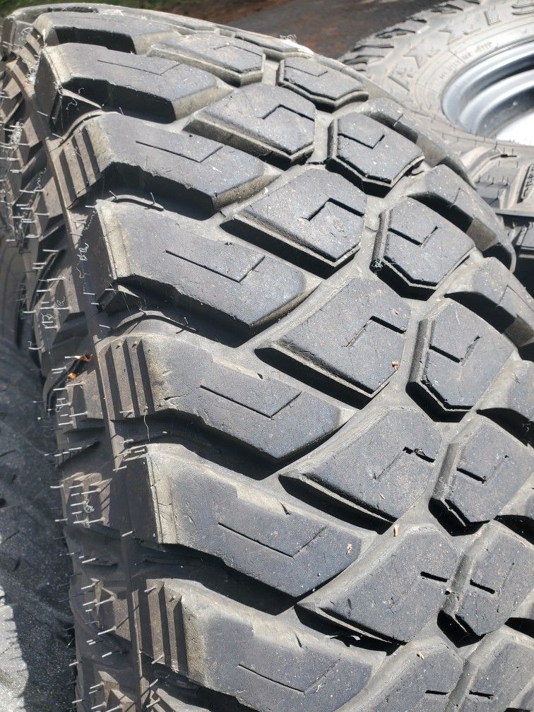 Maxxis Razor 35x12.50r15 for Sale in Yelm, WA - OfferUp