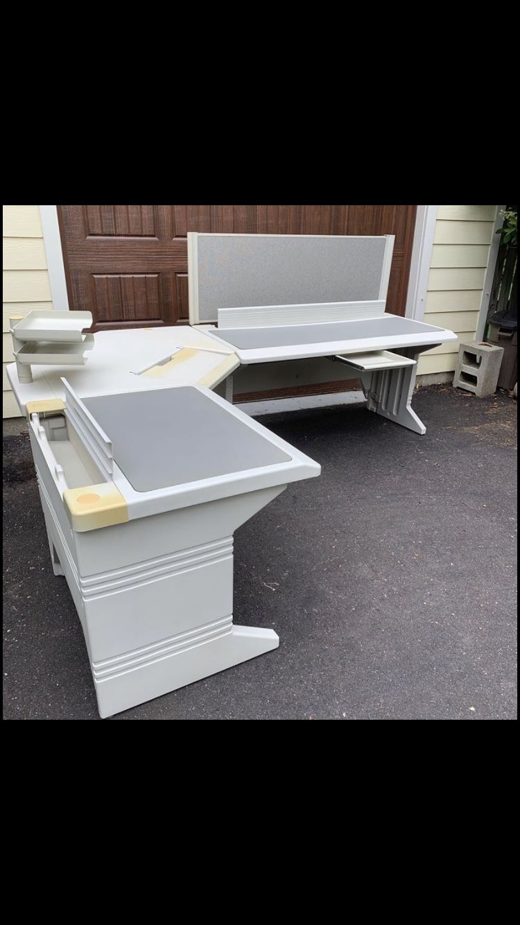 RUBBERMAID OFFICE MODULAR DESK for Sale in Odenton, MD - OfferUp