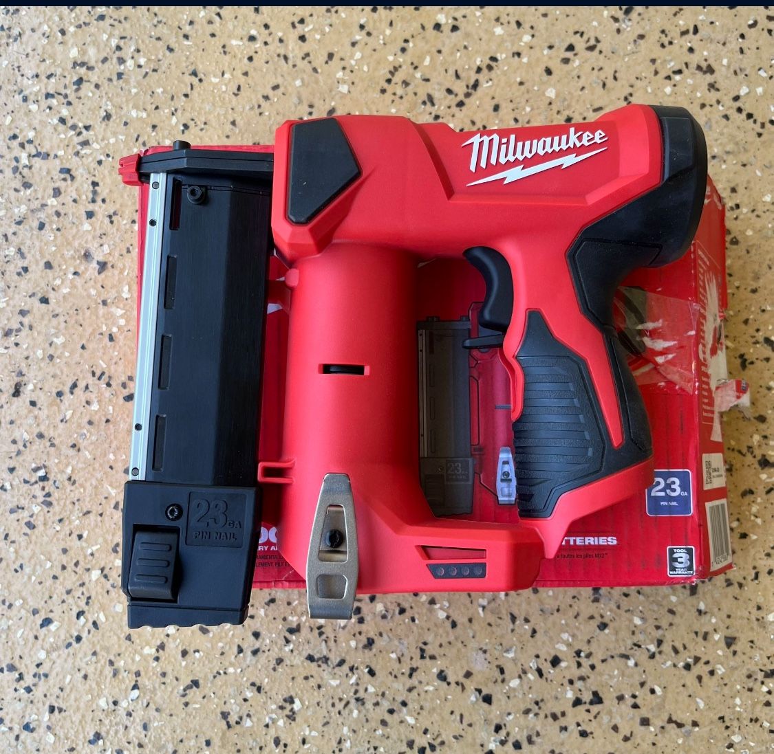 Milwaukee M12 12-Volt 23-Gauge Lithium-Ion Cordless Pin Nailer (Tool ...