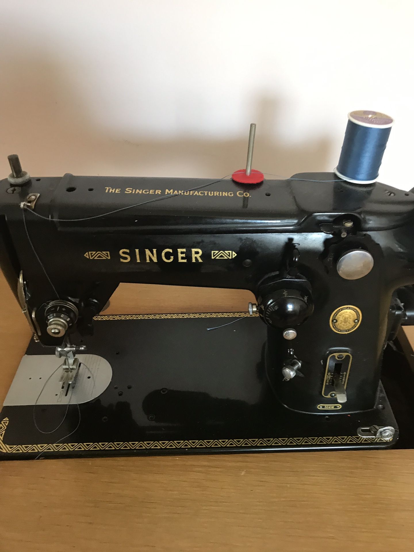 Vintage 1950 Working Singer Sewing Machine in Cabinet for Sale in Park ...