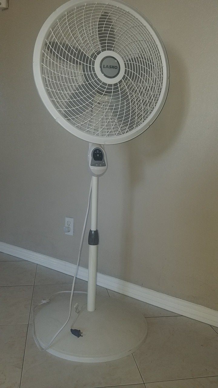 Lasko Adjustable Oscillating Pedestal Fan, 18-Inch, White for Sale in Los Angeles, CA - OfferUp